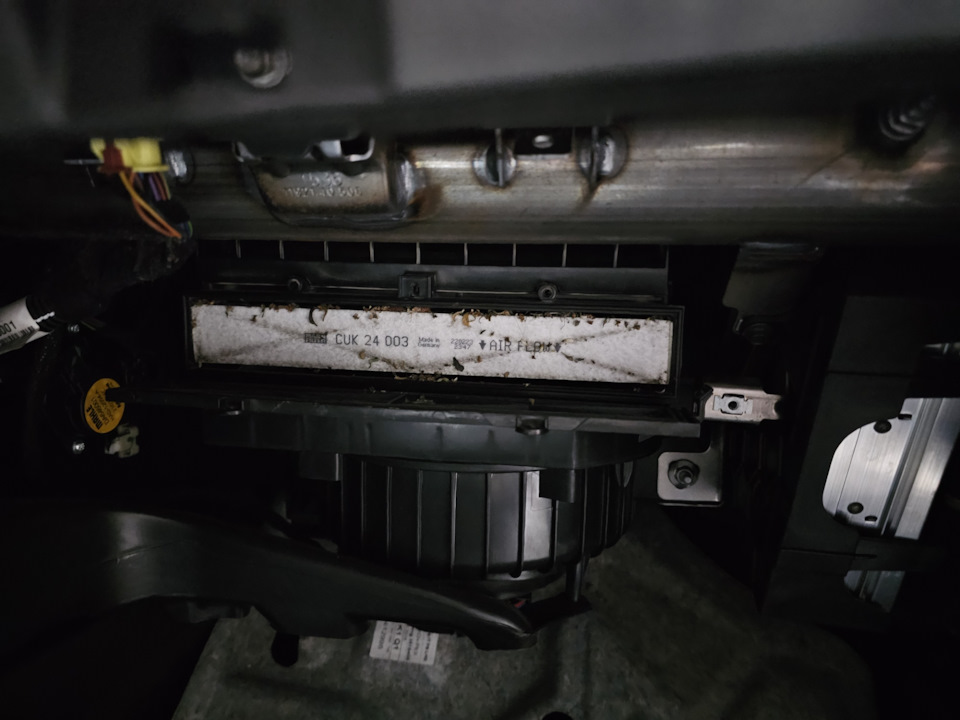 Замена салонного фильтра — Opel Astra K, 1,6 л, 2016 года | плановое ТО ...