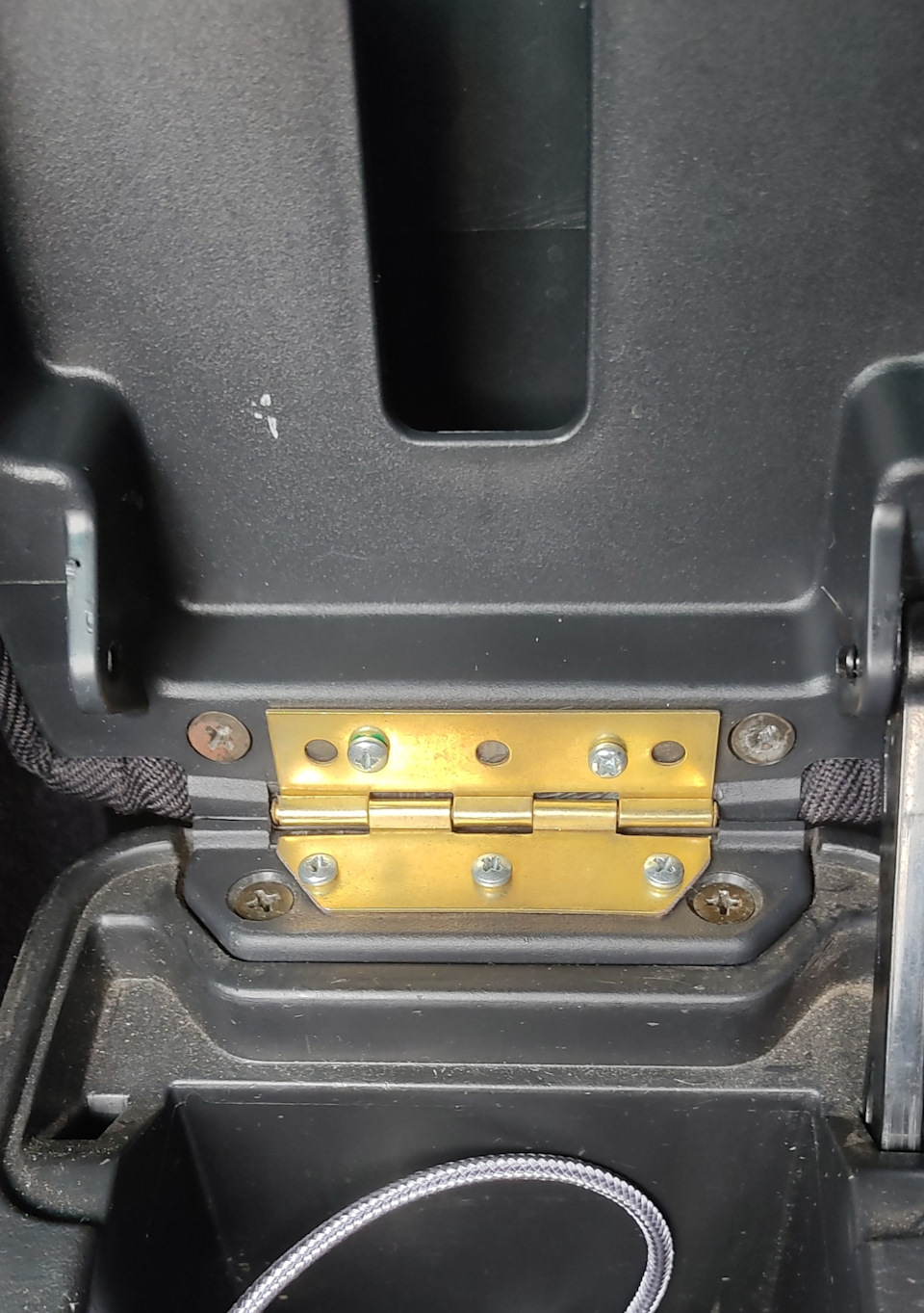 Ремонт петли подлокотника — Nissan Almera II (N16), 1,8 л, 2006 года ...