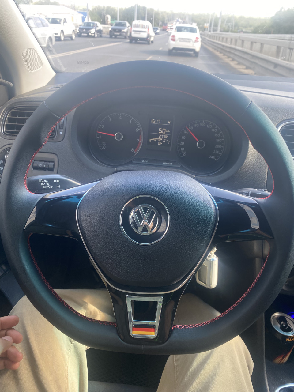 Перетянул руль с красной строчкой — Volkswagen Polo Sedan, 1,6 л, 2018 ...