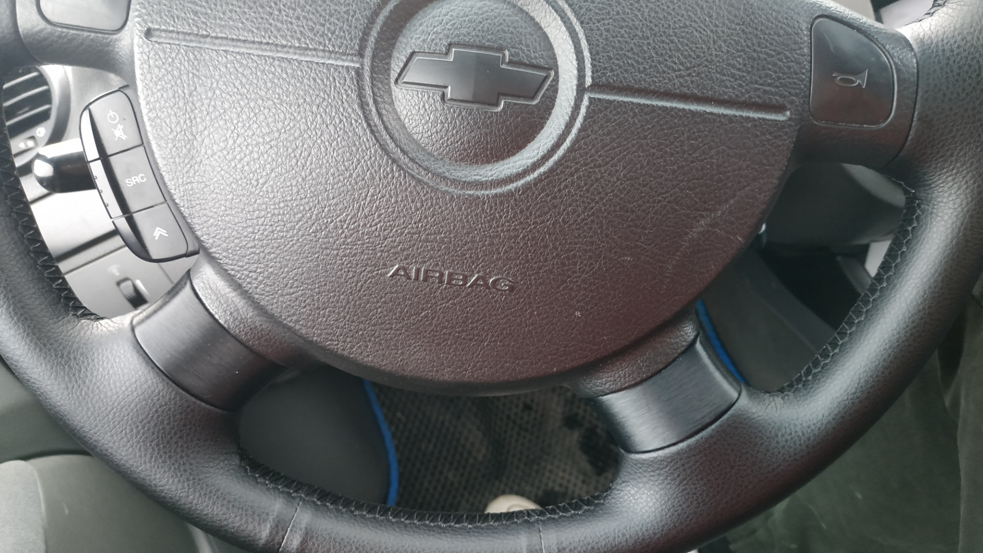 Окончательный вид руля после оклейки. — Chevrolet Lacetti 5D, 1,6 л ...