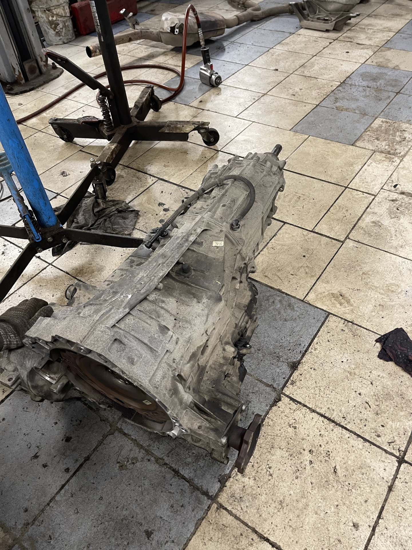 Замена сцепления и маховика — Audi A4 (B8), 2 л, 2013 года | визит на ...