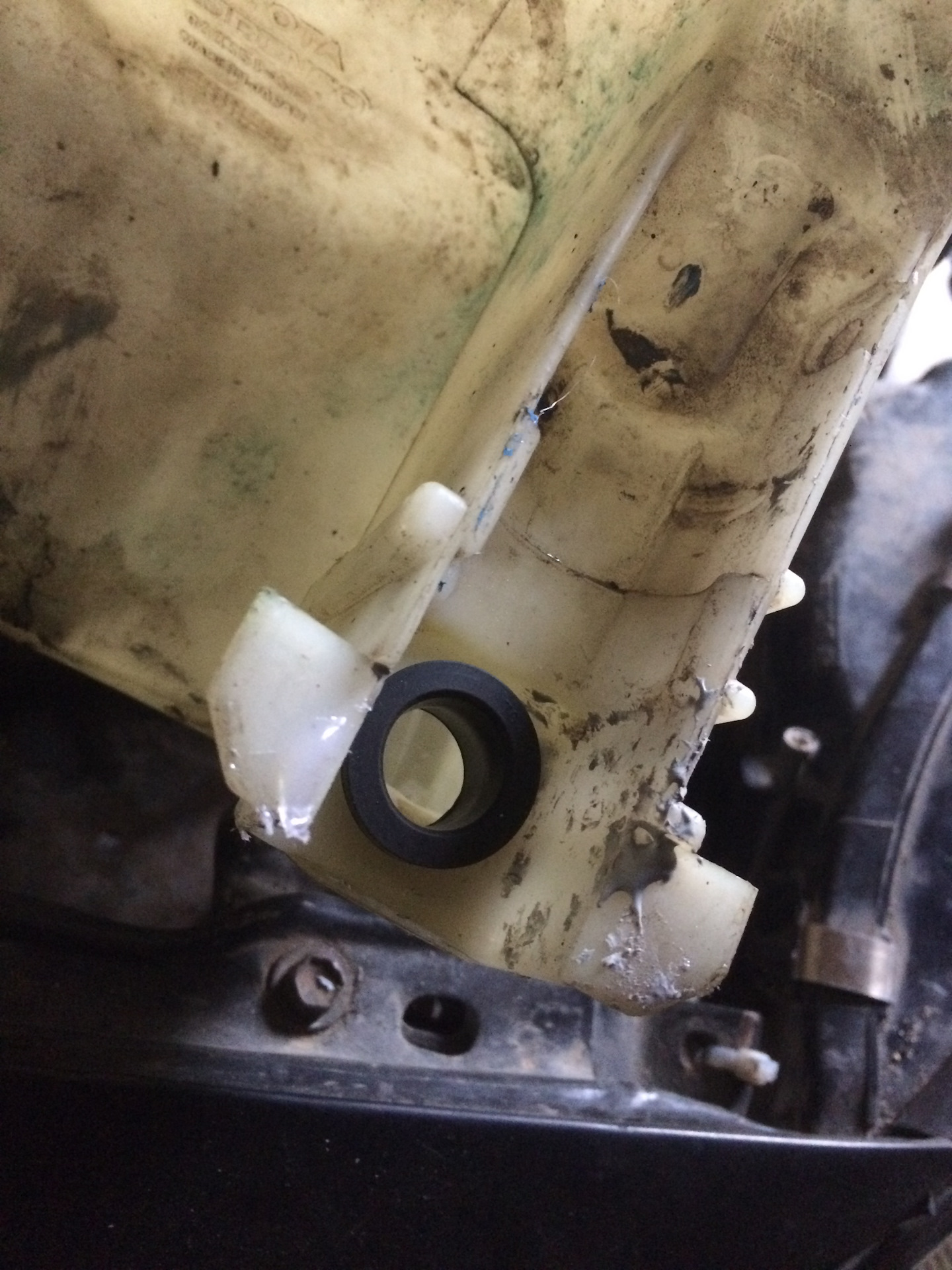 Новый моторчик стеклоомывателя и кривой спойлер — Toyota Corolla Levin ...