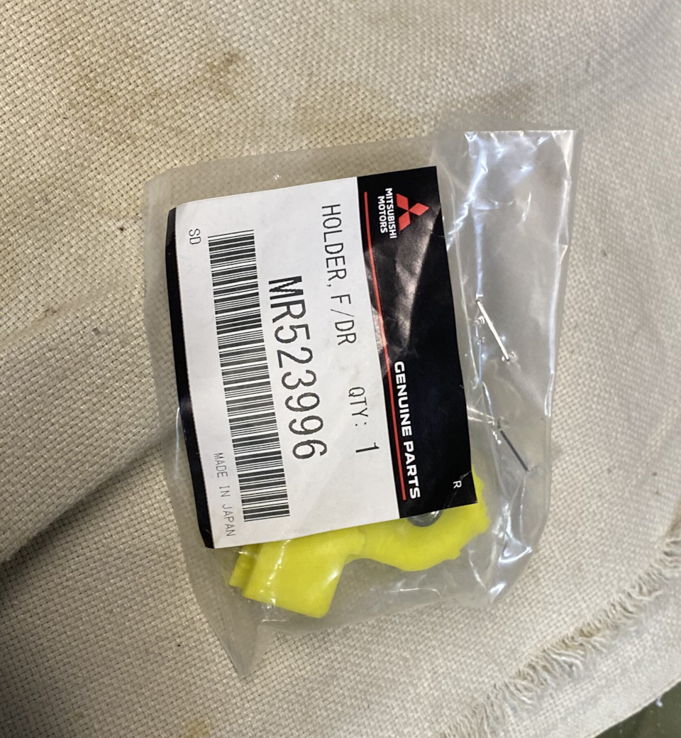 MR523996 Кронштейн крепления стекла двери Mitsubishi | Запчасти на DRIVE2
