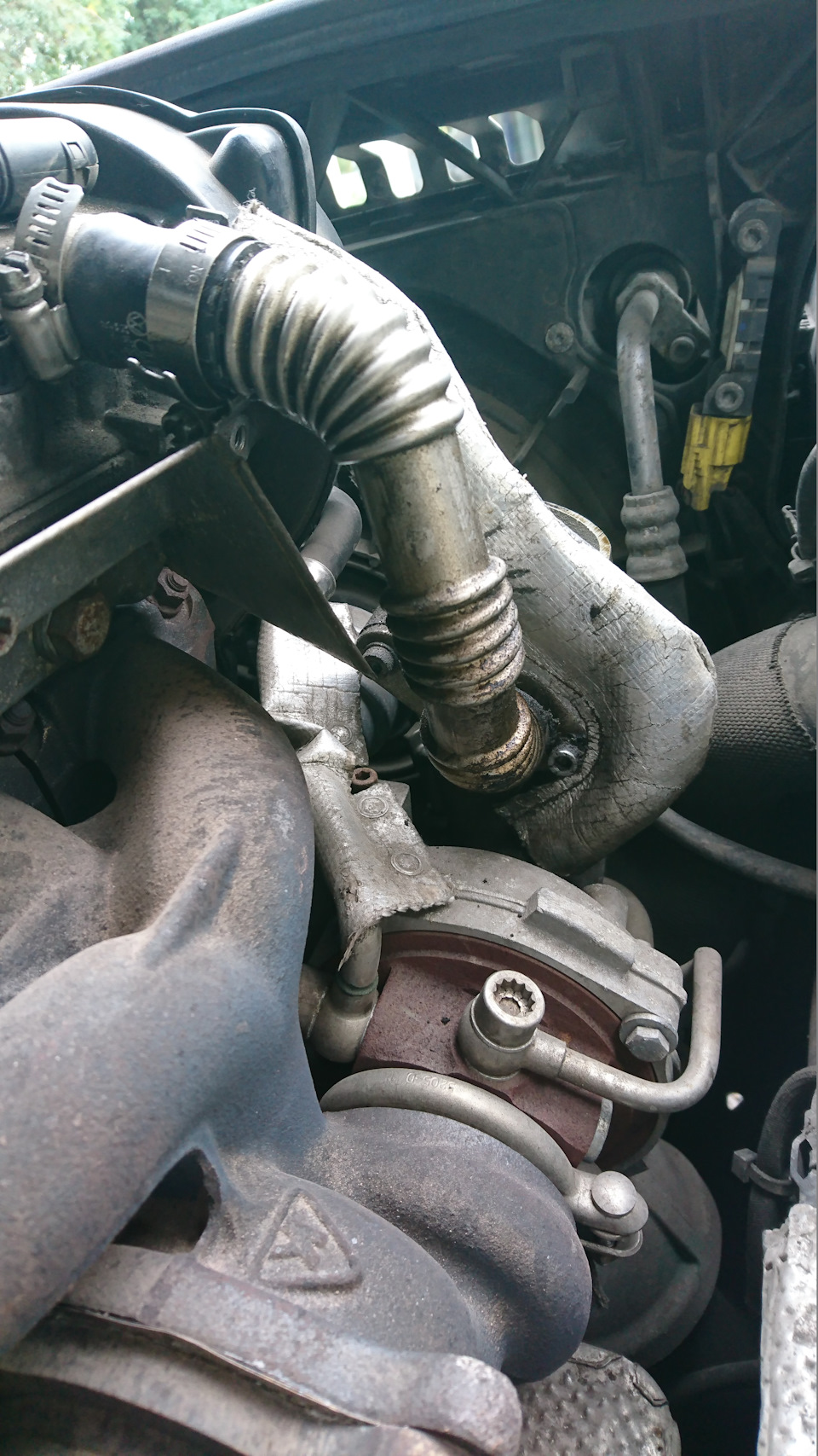 Замена трубки удаления воздуха — Audi A4 (B7), 2 л, 2007 года | своими ...