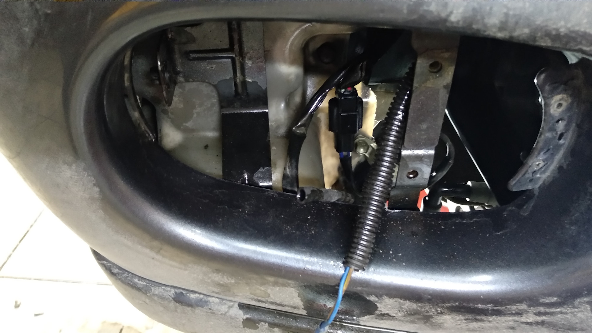 Замена насоса омывателя лобового стекла — Mitsubishi Pajero Sport (1G ...