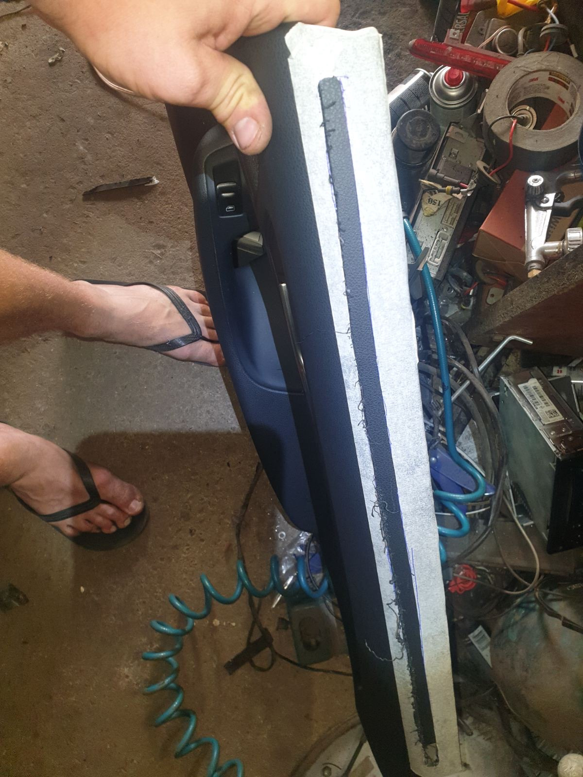 Установка оригинальных солнцезащитных шторок в задних дверях Audi Q5 ...