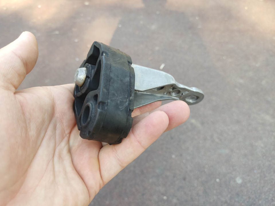 Правое крепление глушителя Audi Q5 (8R0253144C) на Audi Q5 (1G). | 3 ...