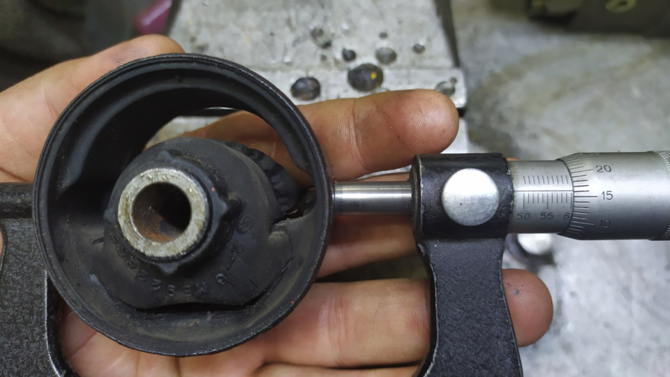 Замена сайлентблоков подушки АКПП MR 267868 — Mitsubishi Montero Sport ...