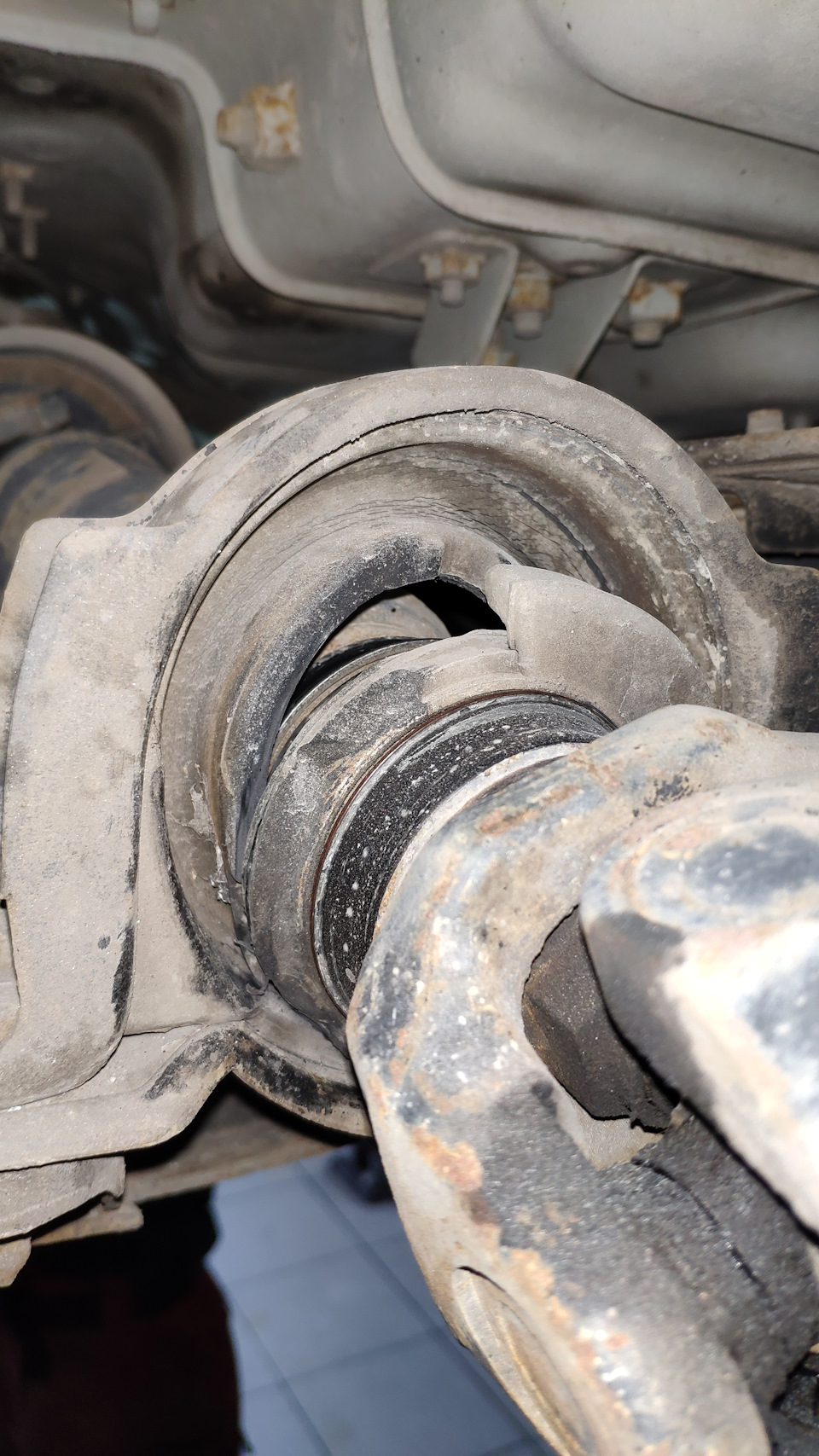 Замена датчика нейтрали, крестовины и подвесного. — Nissan NP300, 2,5 л ...