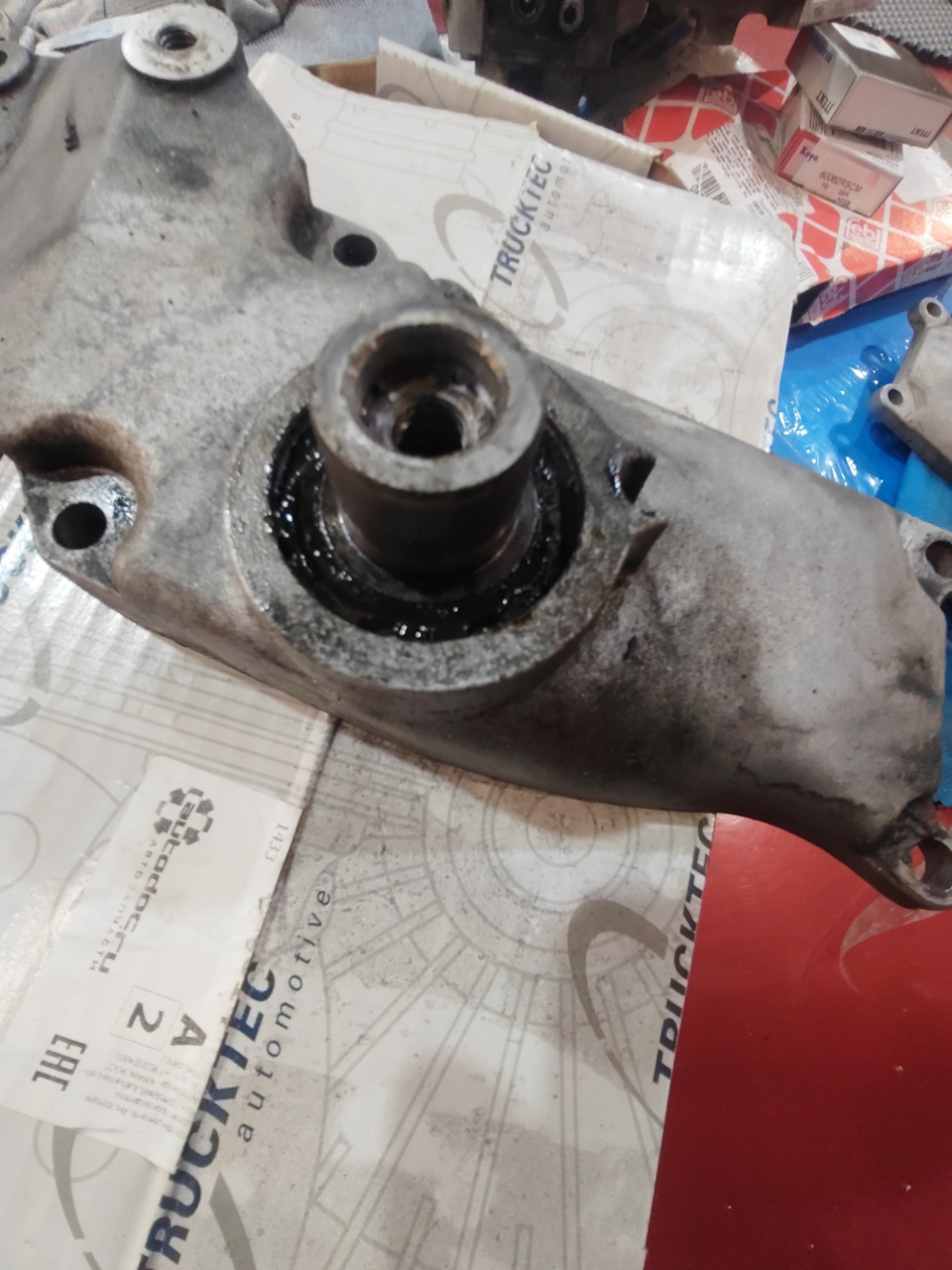 Кронштейн вентилятора. — Mercedes-Benz E-Class (W124), 2,8 л, 1995 года ...