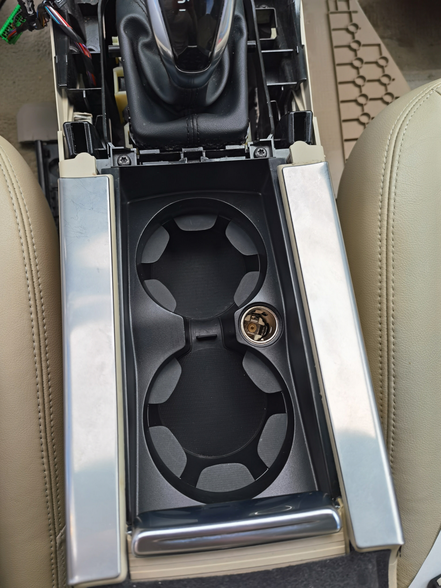 Подстаканник — Volvo XC60 (1G), 2,4 л, 2015 года | запчасти | DRIVE2