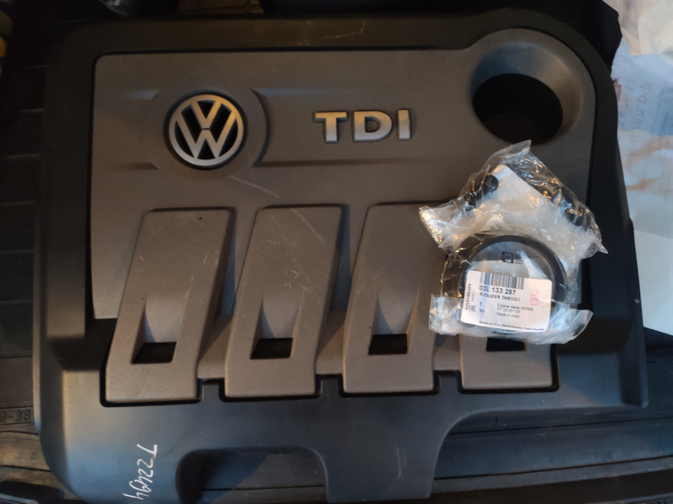 Не прошло и три года:) Крышка двигателя — Volkswagen Caddy (4G), 2 л ...