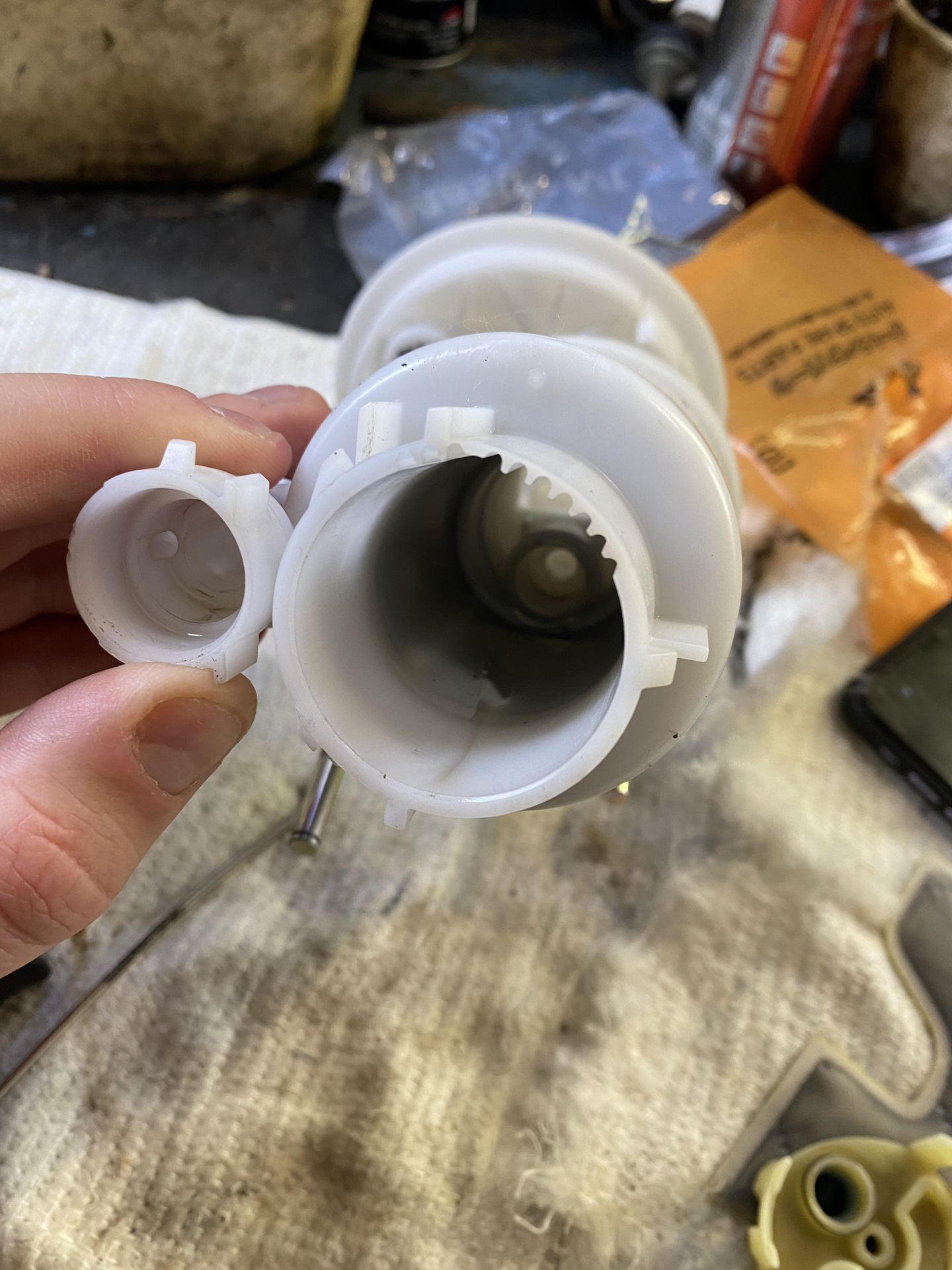 Замена топливного фильтра — Toyota Camry (XV50), 3,5 л, 2015 года ...