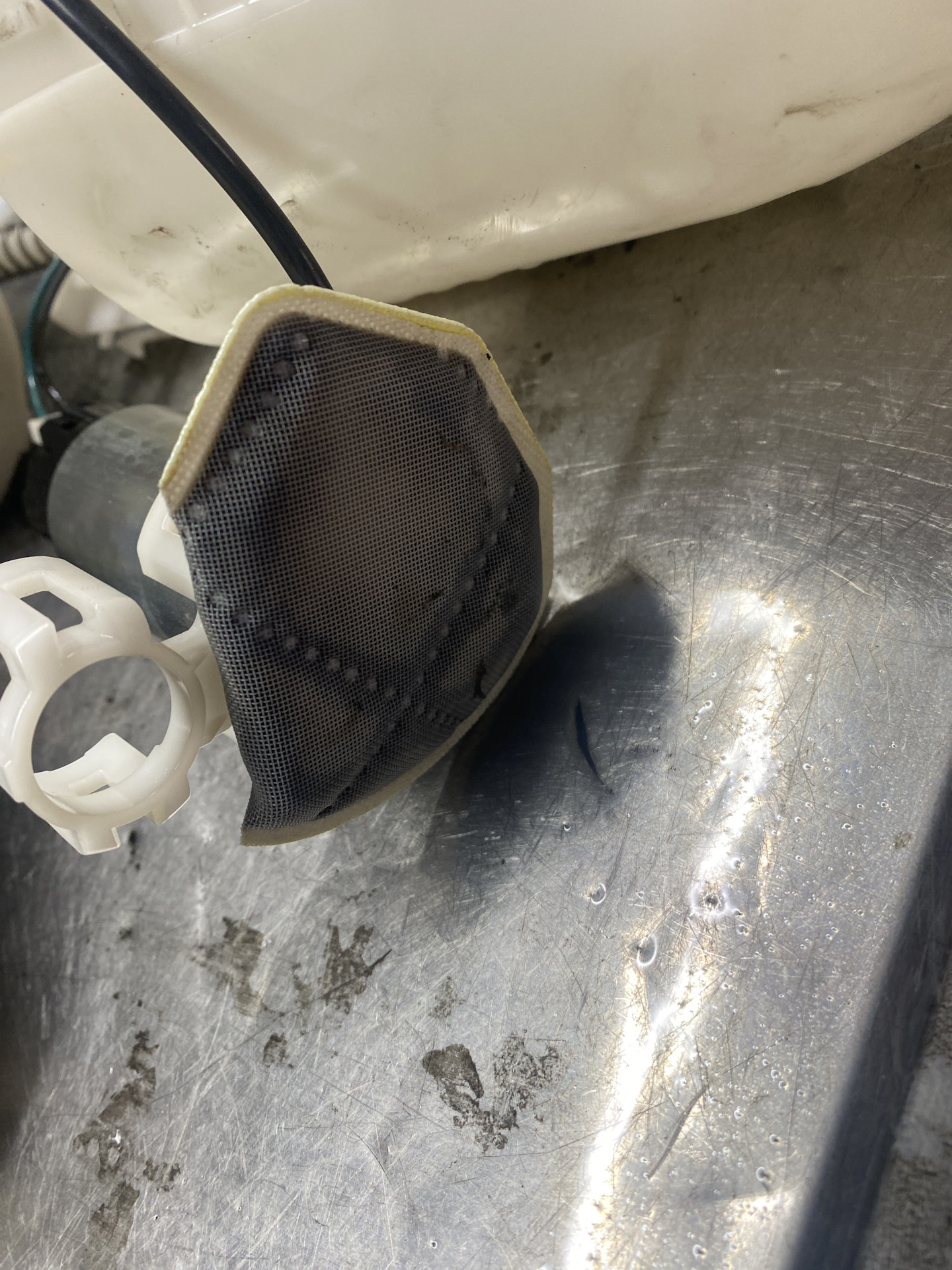 Замена топливного фильтра — Toyota Camry (XV70), 2,5 л, 2018 года ...