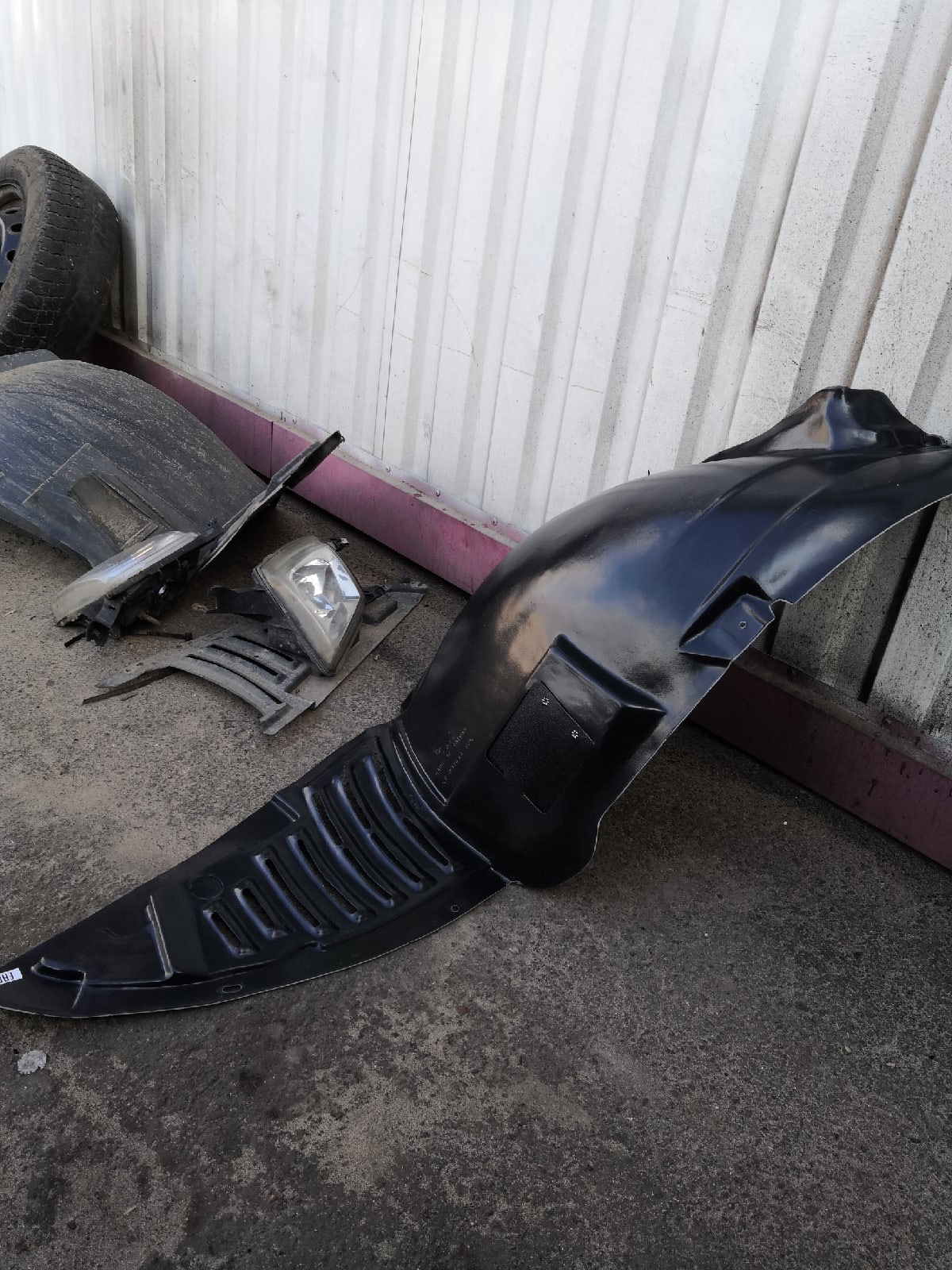 Передние подкрылки — Peugeot 407, 2 л., 2004 года | запчасти | DRIVE2