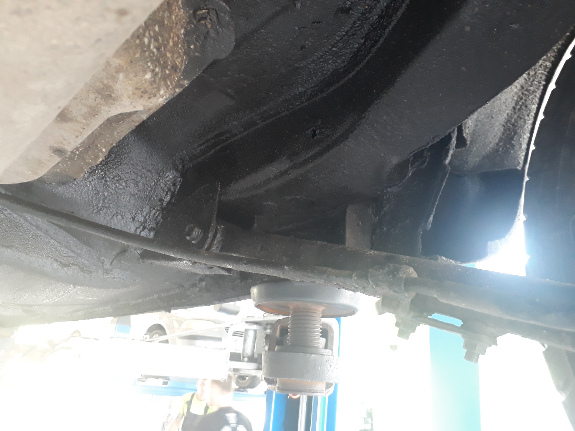 Замена передних сайлентблоков продольных рычагов — Mazda 323 VI, 1,6 л ...