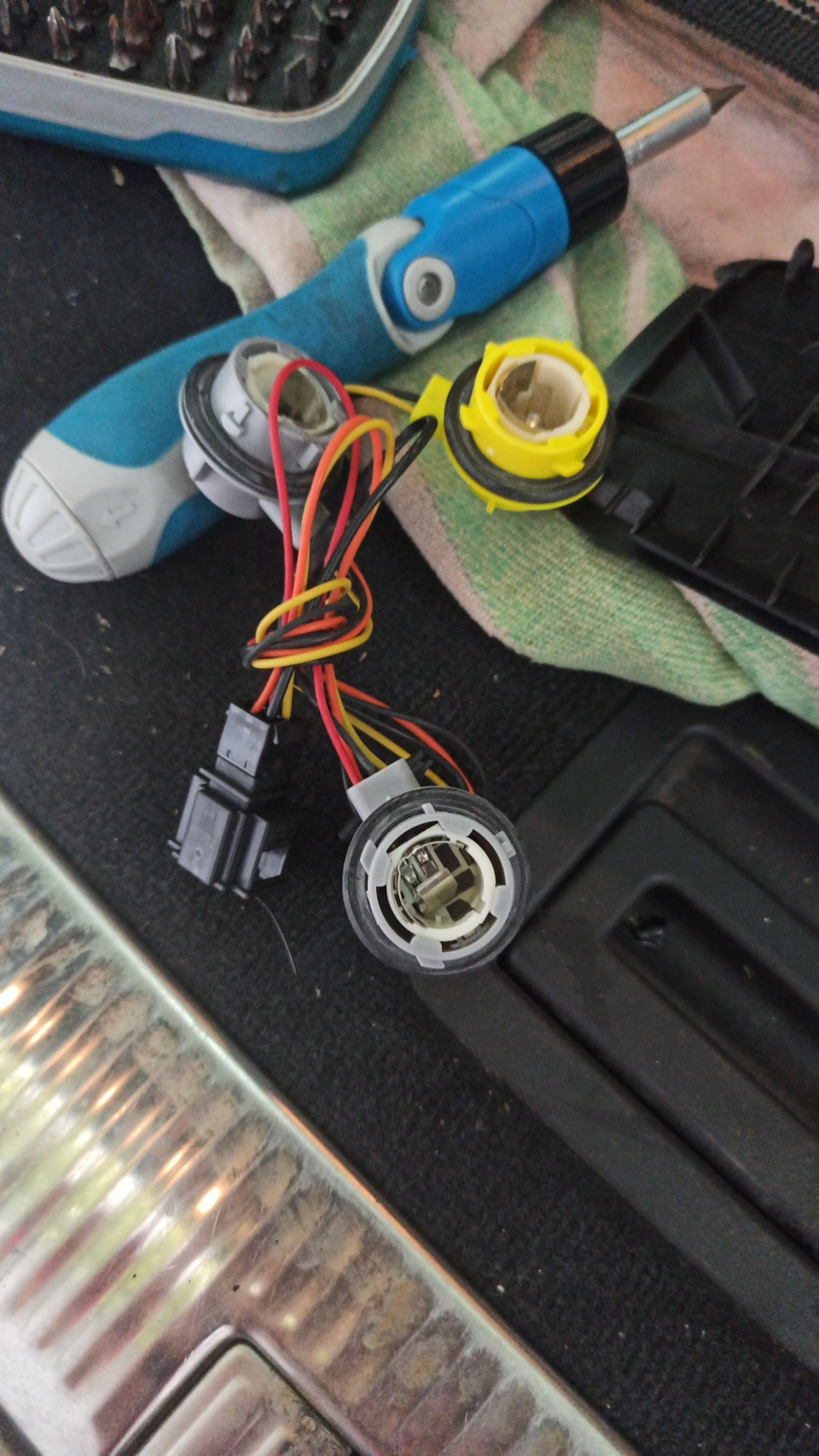 Замена патронов в фонаре — Audi Q7 (1G), 3,6 л, 2007 года | своими ...