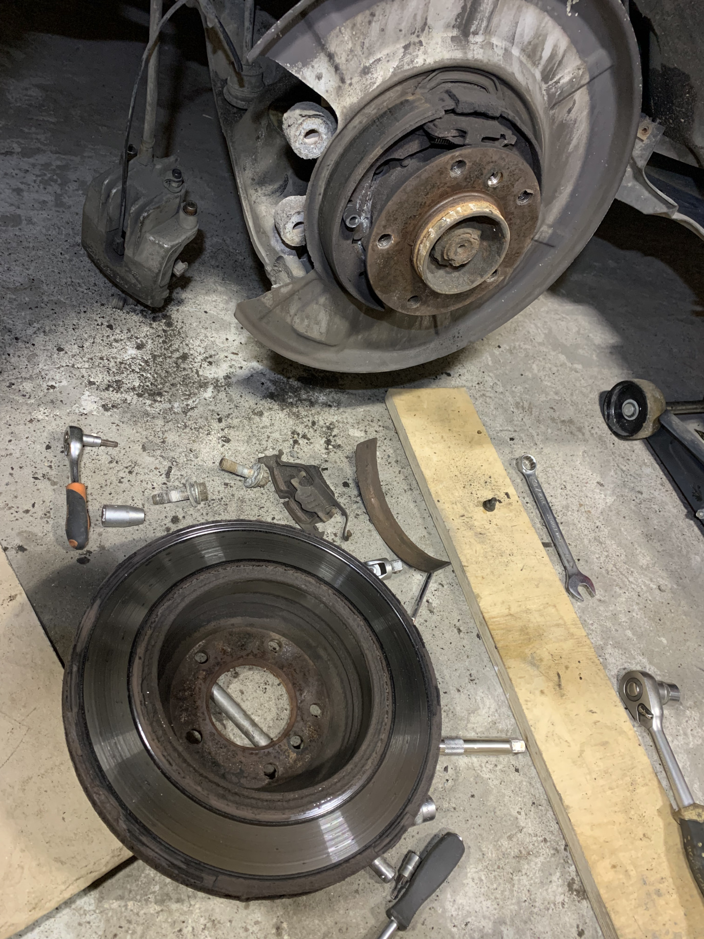 Задние тормоза — BMW 5 series (E60), 3 л, 2004 года | плановое ТО | DRIVE2