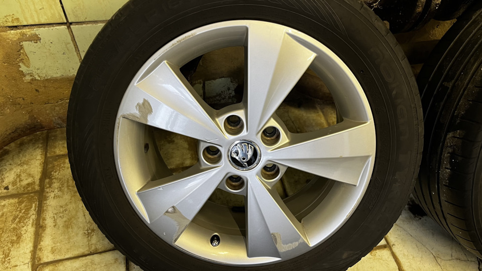 Шины летние Nokian 205/55 R16, литые диски Skoda 6,5Jx16 ET46 5x112 на ...