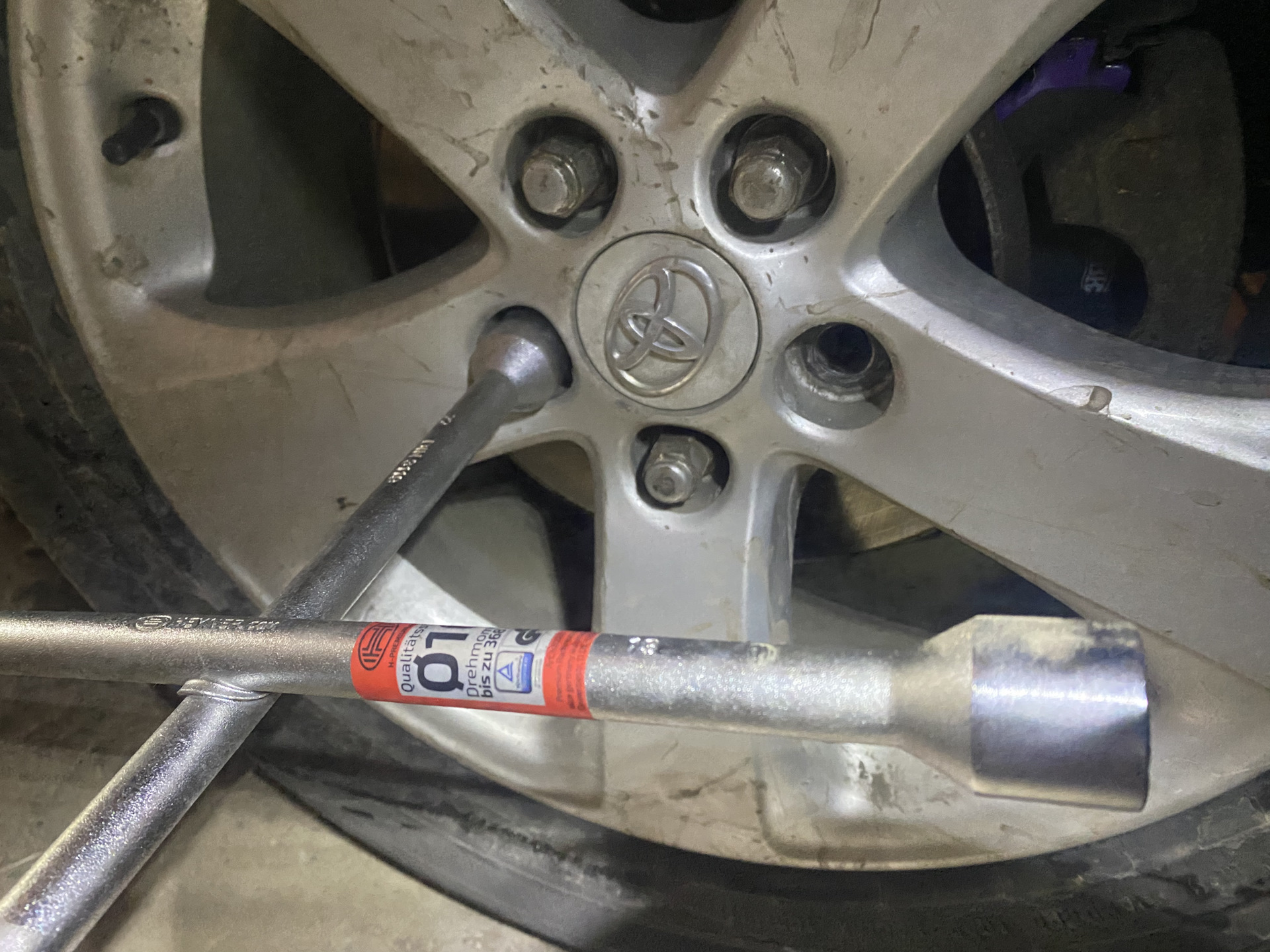 Замена шпильки ступицы (колесной шпильки) — Toyota Sienna (2G), 3,3 л ...