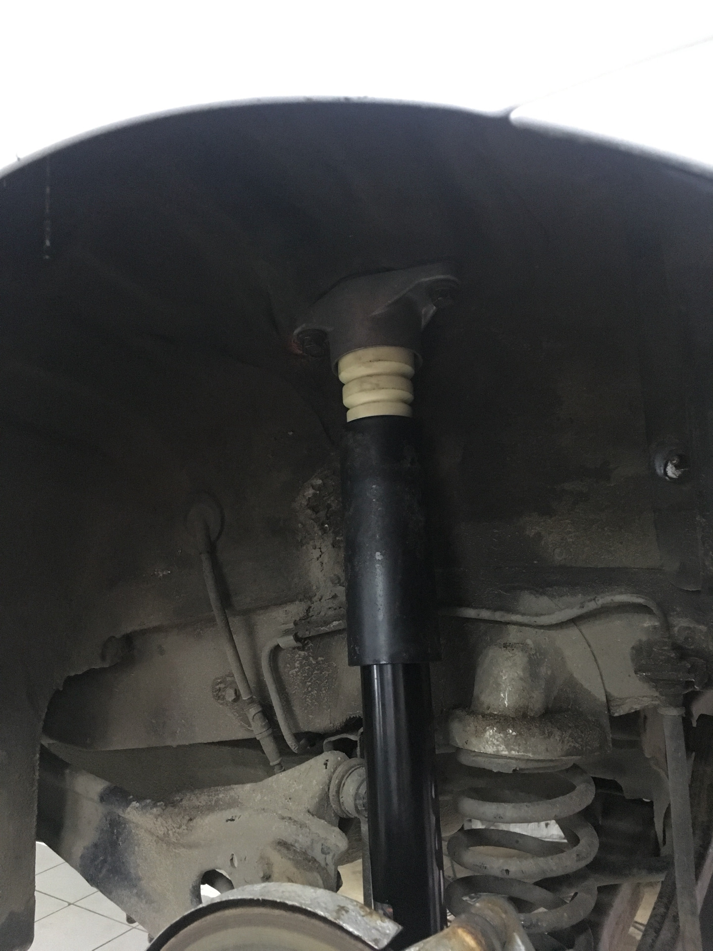 Замена задних амортизаторов — Hyundai Elantra (4G), 1,6 л, 2007 года ...