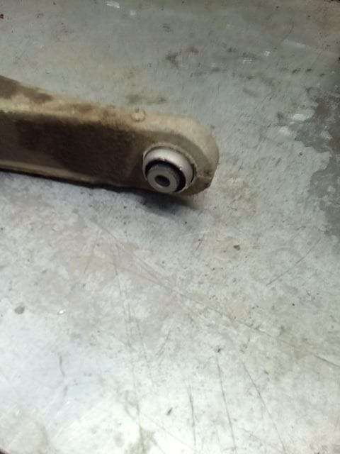 Замена задних сайлентблоков нижних рычагов — Volvo S60 (2G), 2 л, 2013 ...