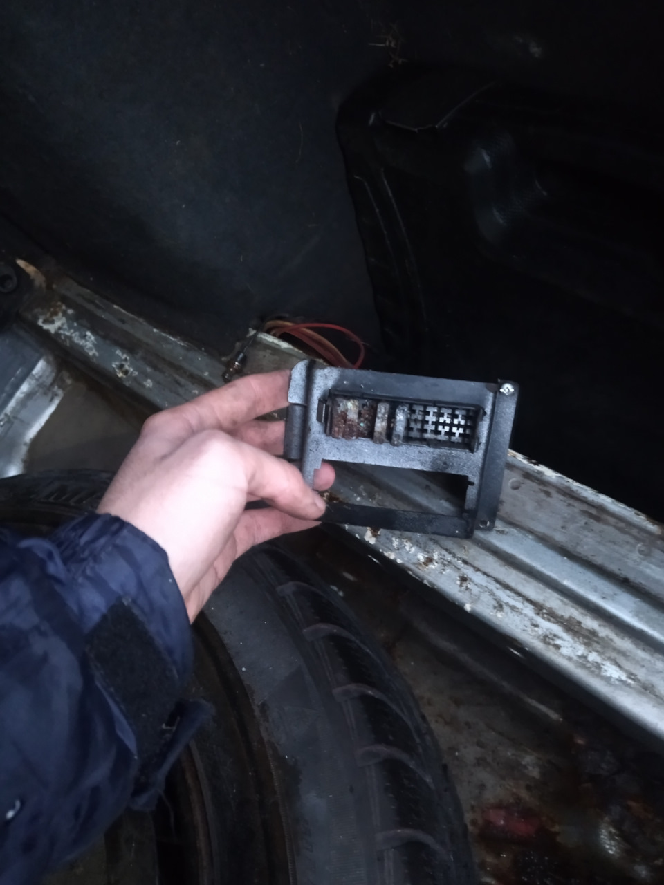Блок с предохранителями в багажнике — Mercedes-Benz E-class (W210), 2,2 ...