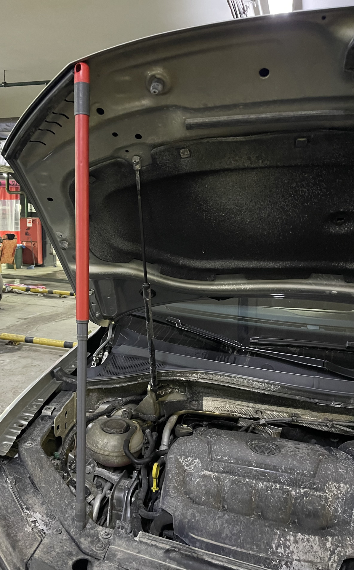 Как мы зиму пережили. Замена АКБ и упора капота. — Volkswagen Tiguan ...