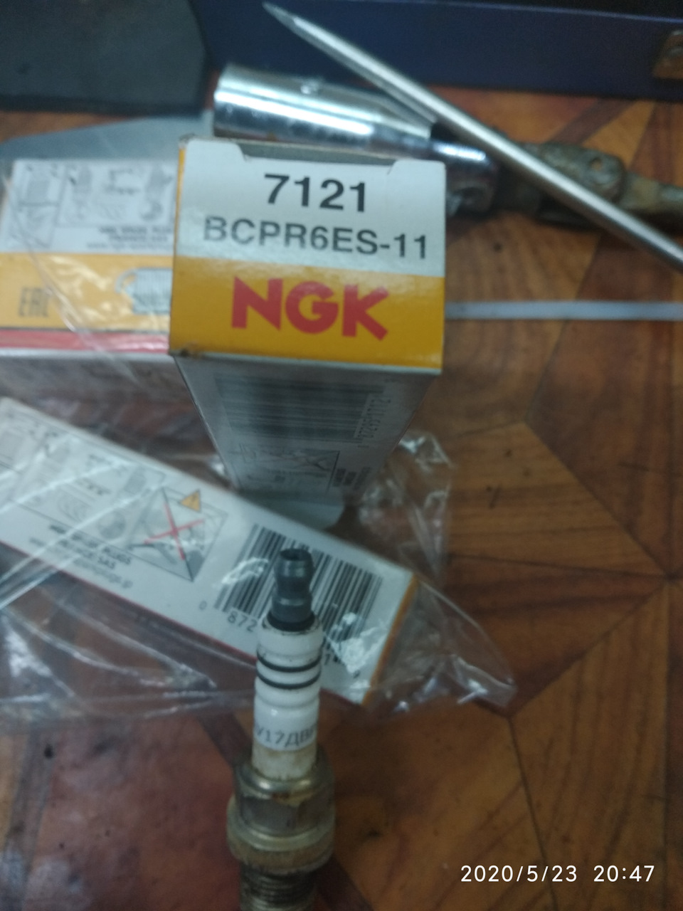 Замена свечей зажигания на NGK BCPR6ES-11 — Lada Granta, 1,6 л, 2013 ...