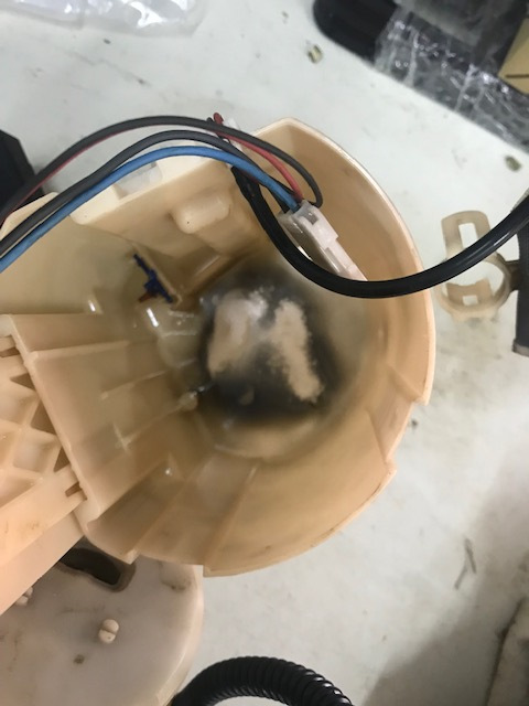 Замена топливного фильтра — Toyota Corolla Axio (E140), 1,8 л, 2007 ...