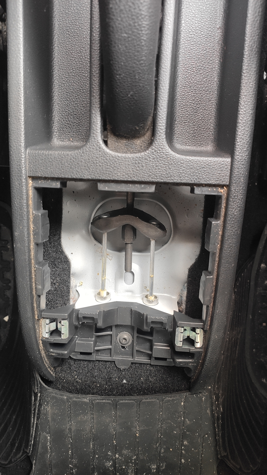 Замена задних колодок — Volkswagen Polo Sedan, 1,6 л, 2015 года ...