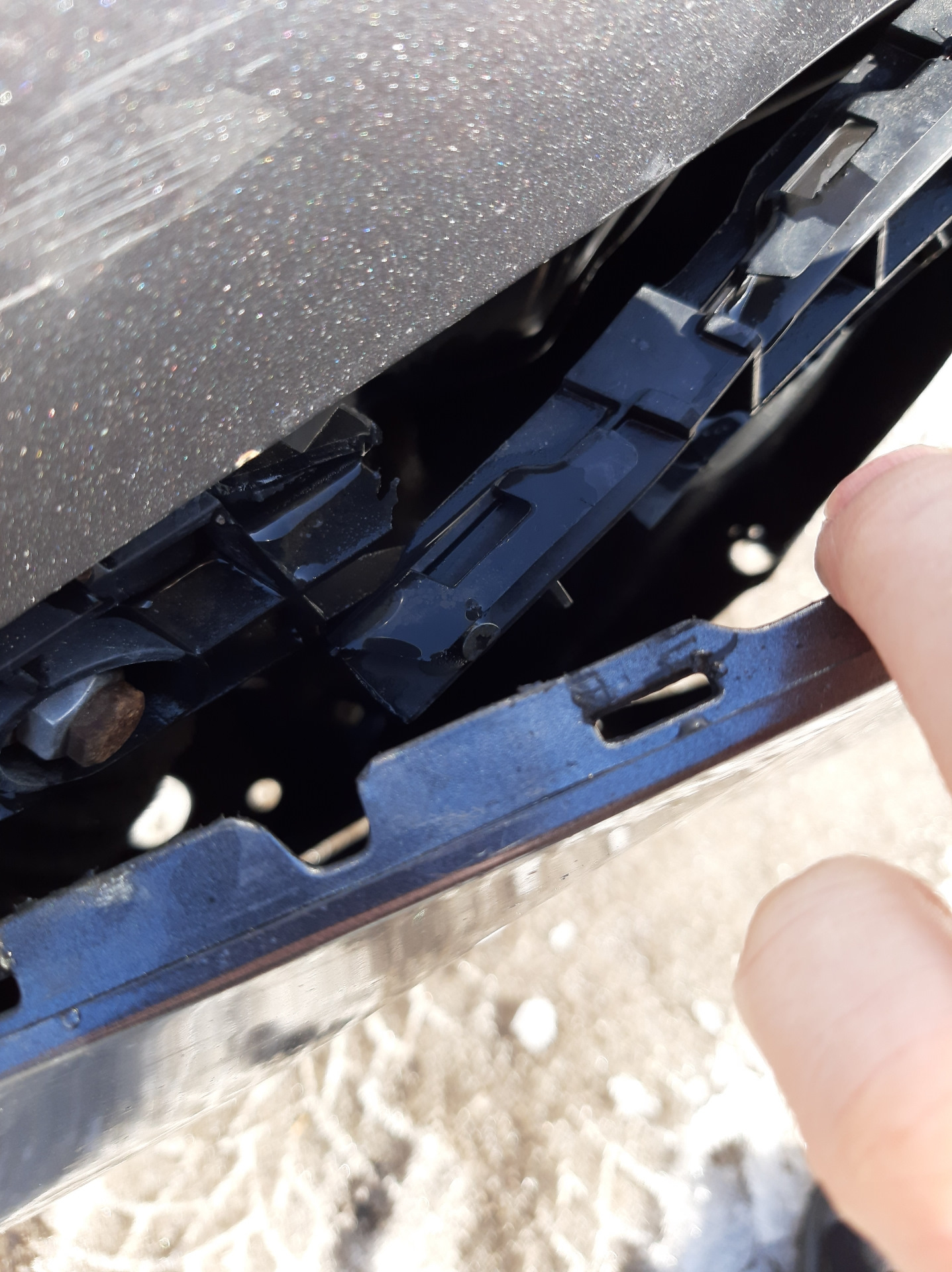 Замена кронштейна бампера — Toyota Avensis III, 1,8 л, 2009 года ...