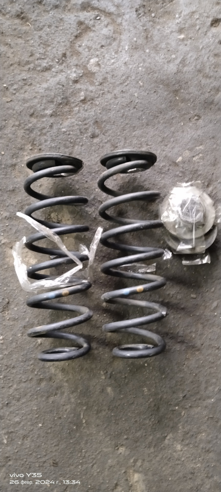 Задние пружины DCC, пыльники, отбойник, чашки на Volkswagen Passat B6 ...