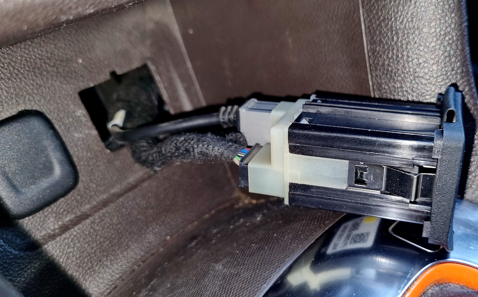 Замена разъема USB панели приборов на Опель Мокка — Opel Mokka (1G), 1 ...