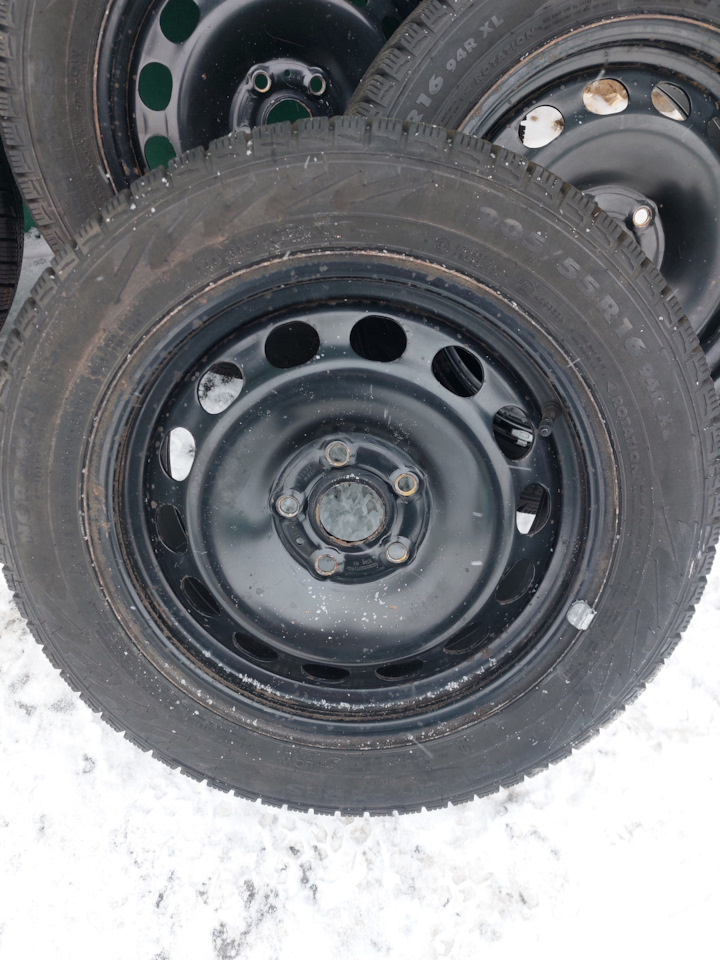 Шины зимние нешипованные Nokian 205/55 R16, штампованные диски VAG ...
