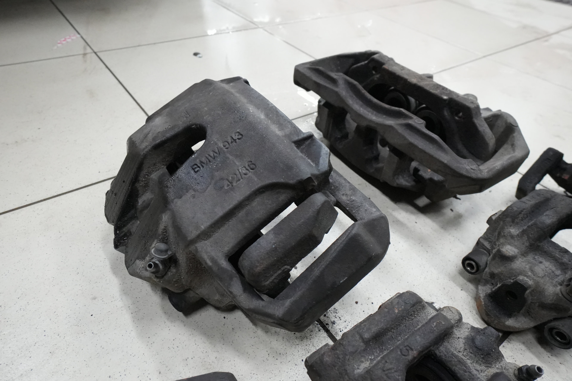 Обслуживание тормозной системы — BMW 5 series (E60), 3 л, 2008 года ...