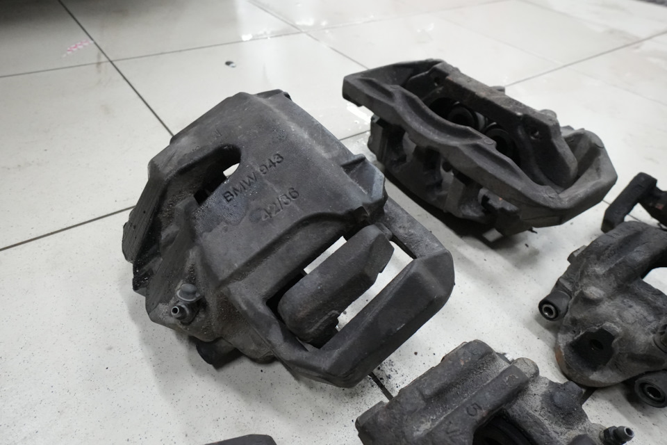 Обслуживание тормозной системы — BMW 5 series (E60), 3 л, 2008 года ...