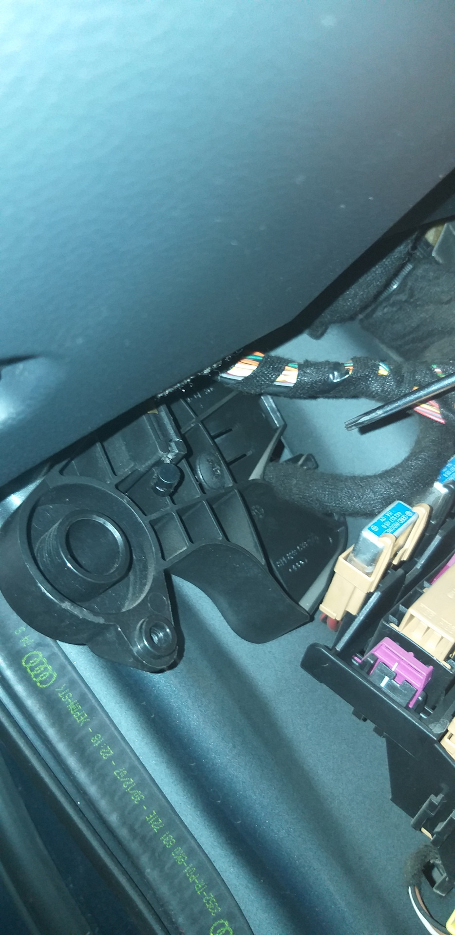 Кронштейн открывания капота. — Audi A4 (B8), 2 л, 2008 года | своими ...