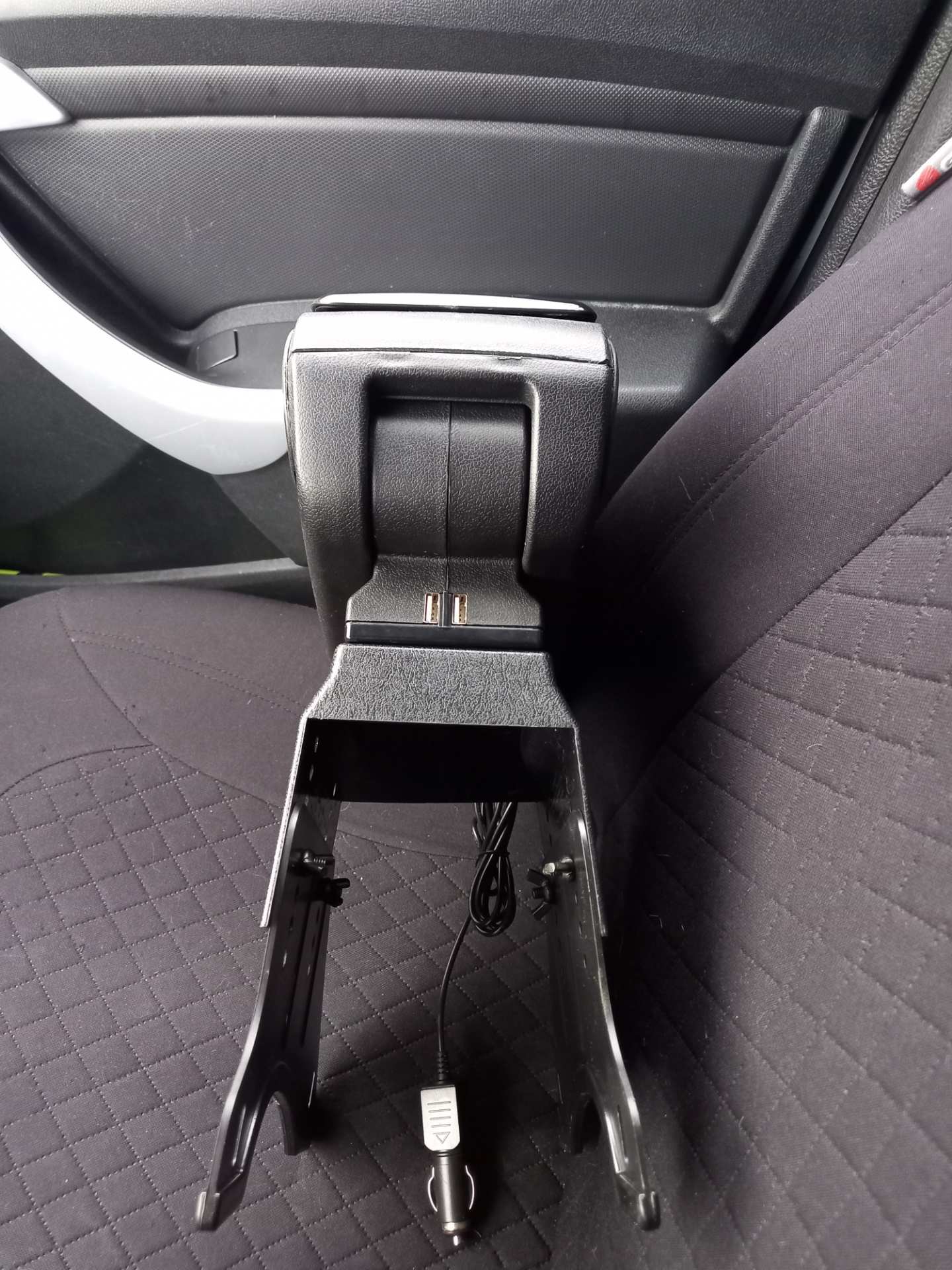 Подлокотник — Lada Ларгус, 1,6 л, 2012 года | аксессуары | DRIVE2