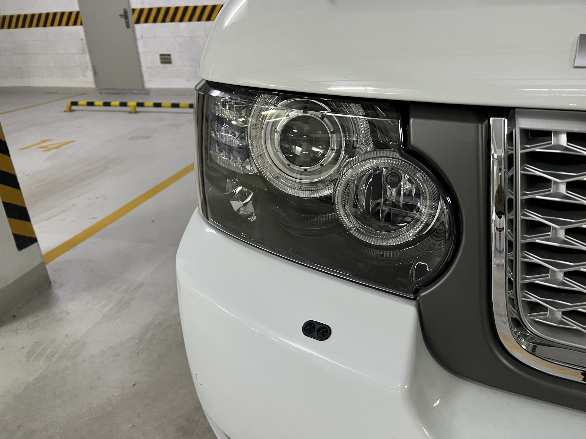 Замена всей оптики. Накладки на задний бампер. Шильдик. — Land Rover ...