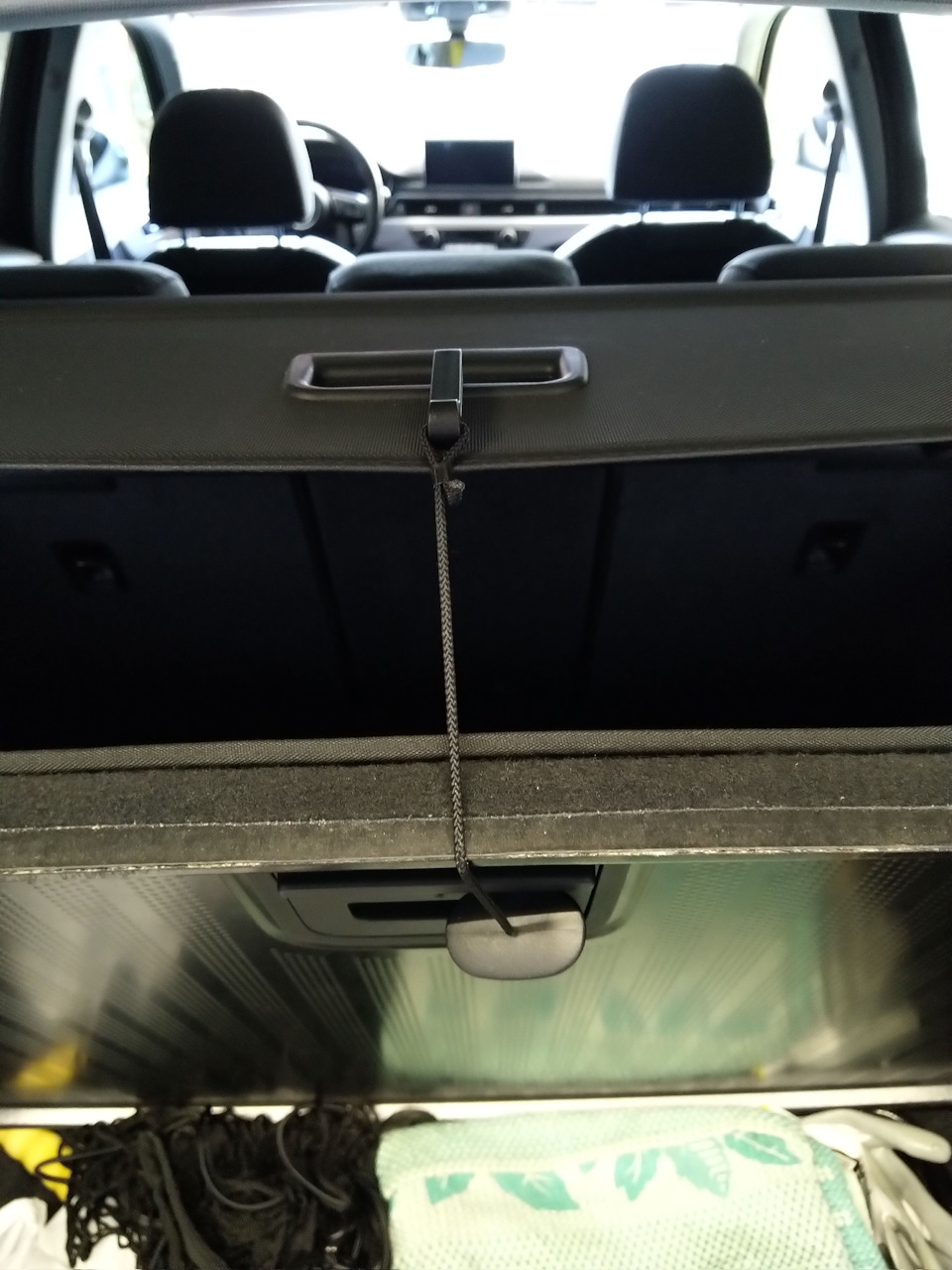 Крючок для полки пола багажника — Audi A4 Avant (B9), 2 л, 2016 года ...