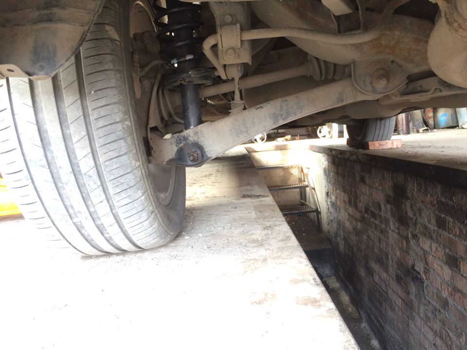 Задние контрактные стойки с CU5W — Mitsubishi Airtrek, 2 л, 2002 года ...