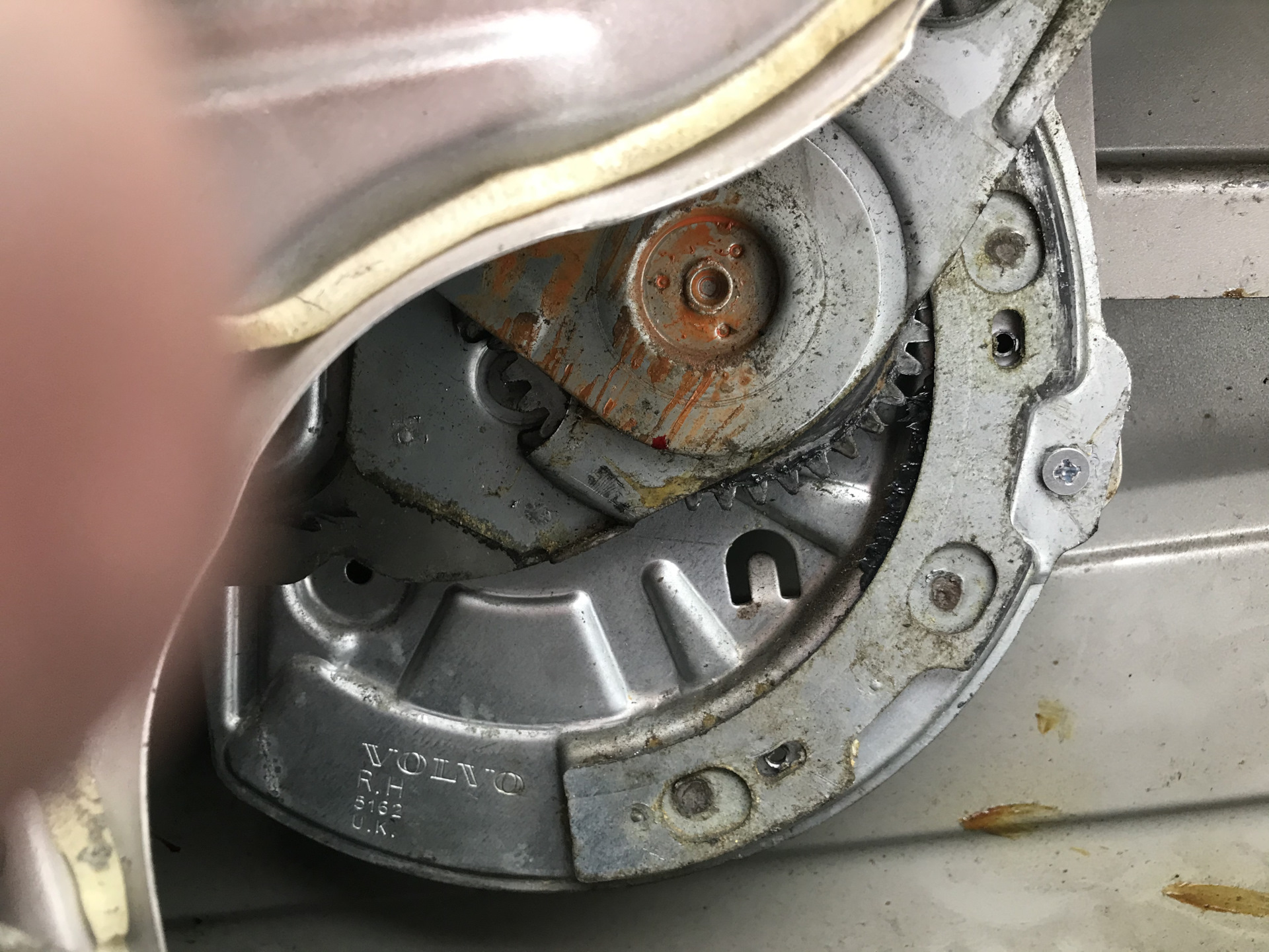 Замена механизма пассажирского стеклоподъемника — Volvo S80 (1G), 2,4 л ...