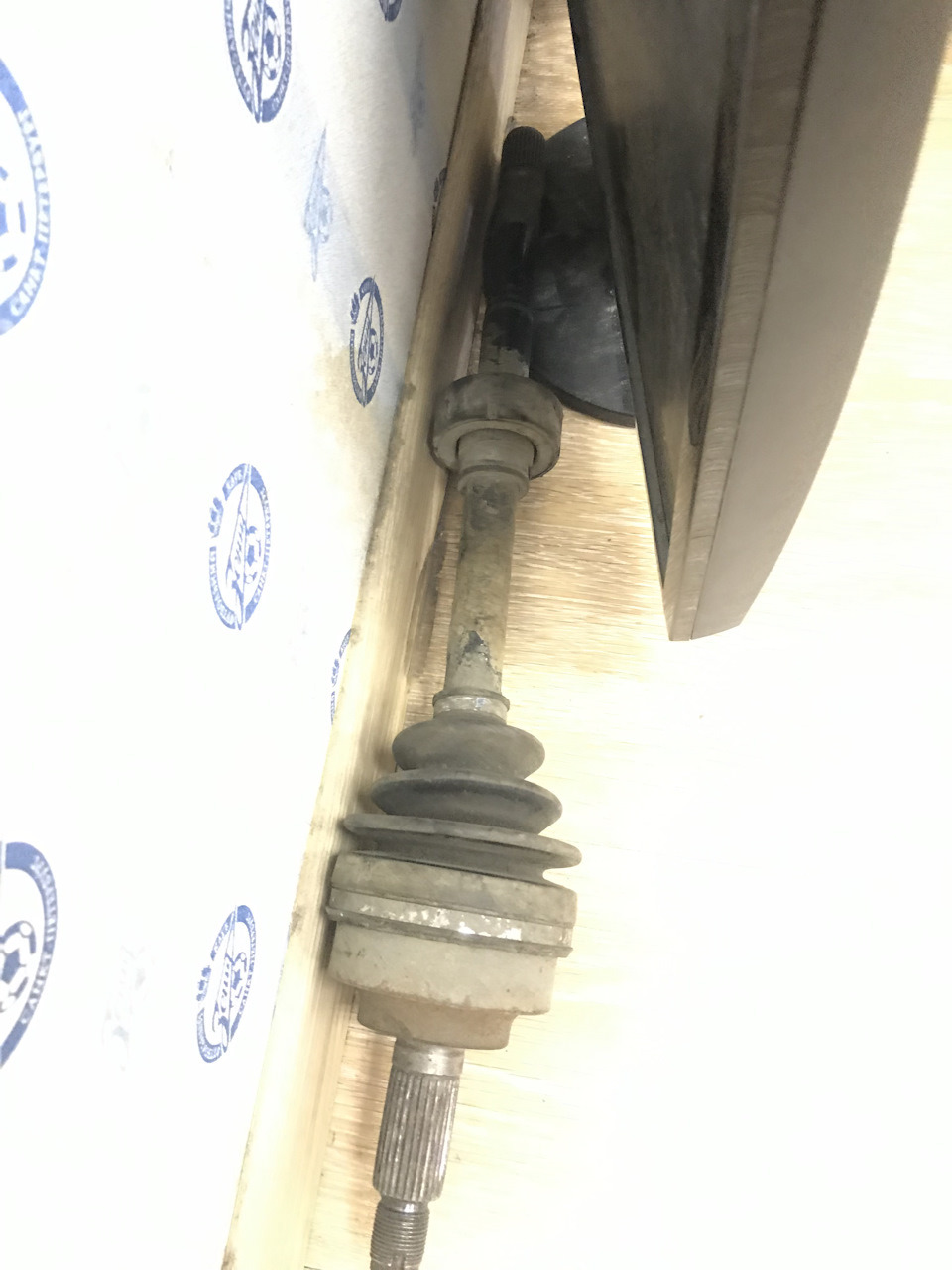 Прокладка рамки номерного знака — Volvo XC70 III, 2,4 л, 2008 года ...