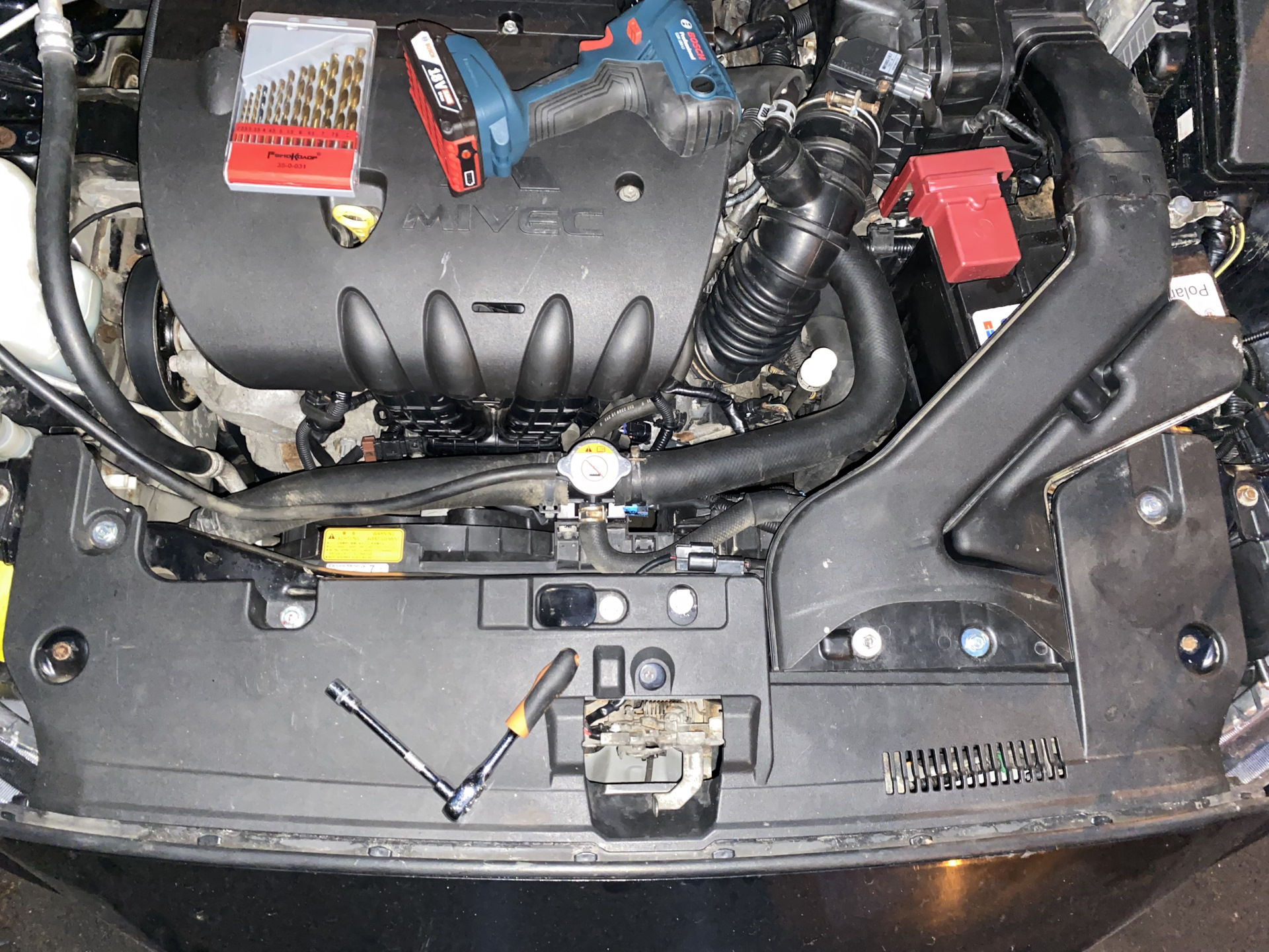 Болты и гайки вместо клипс, и другой доп. (пыльник капота) — Mitsubishi ...