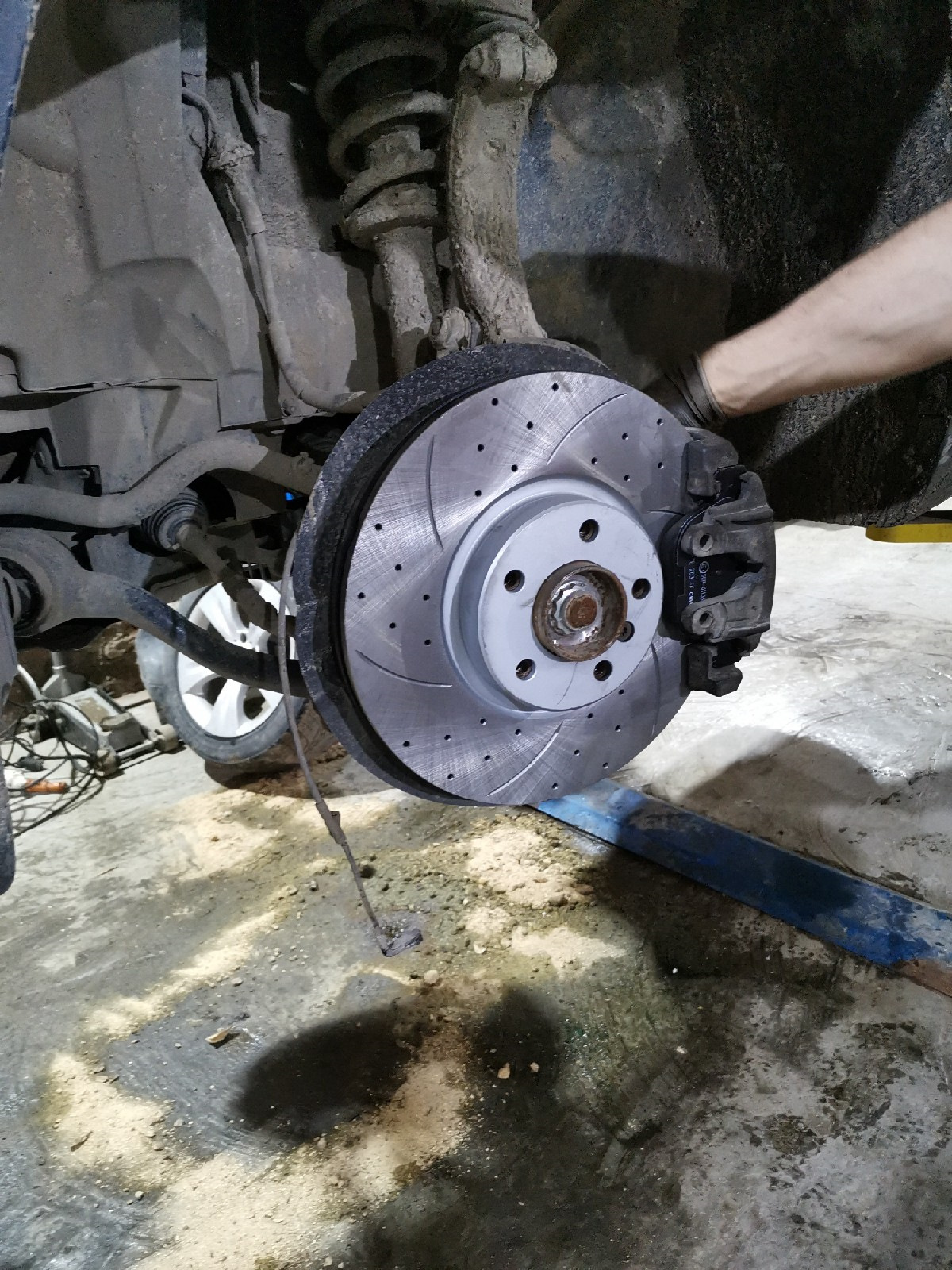 Передние диски с перфорацией и проточкой — BMW X5 (E70), 3 л, 2009 года ...