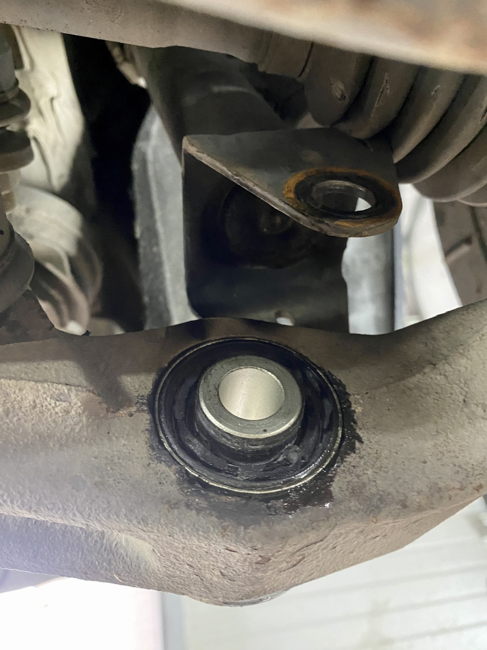 Сайлентблоки верхних рычагов X164 — Mercedes-Benz GL-Class (X164), 5,5 ...