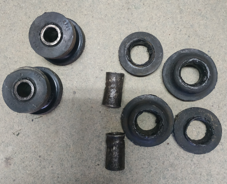 Лыжа и нижние подушки двигателя — Mitsubishi Space Star (1998), 1,6 л ...