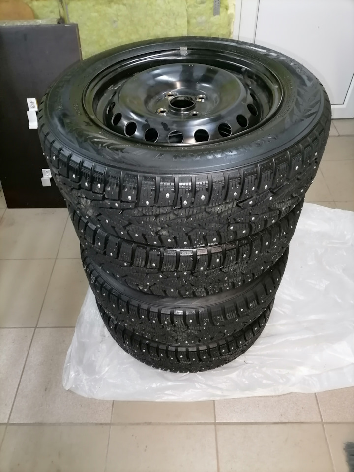 Шины зимние шипованные Nokian 185/65 R15, штампованные диски 6Jx15 ET46 ...