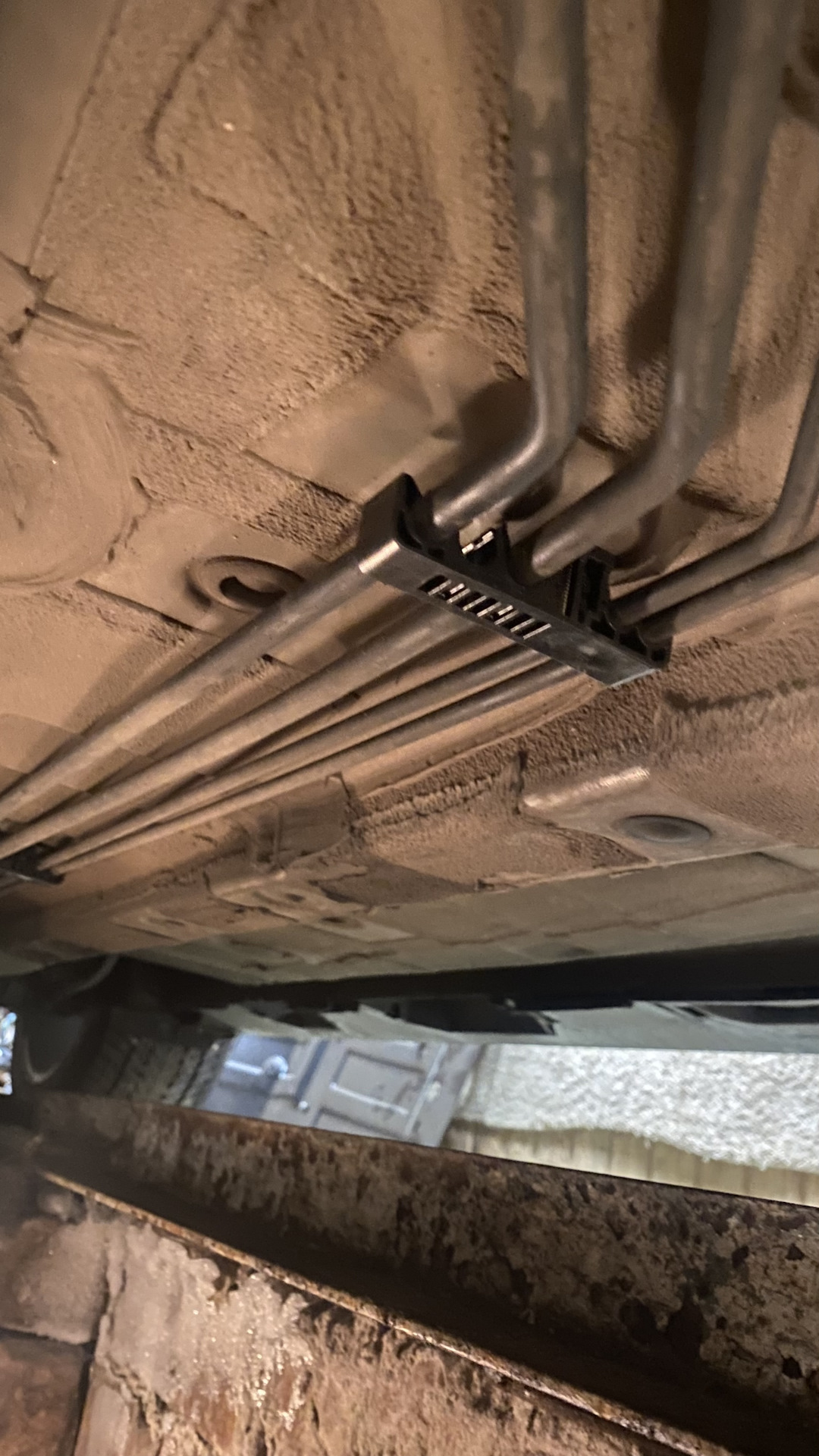 Замена клипс топливопровода. — Toyota Camry (XV70), 2,5 л, 2020 года ...